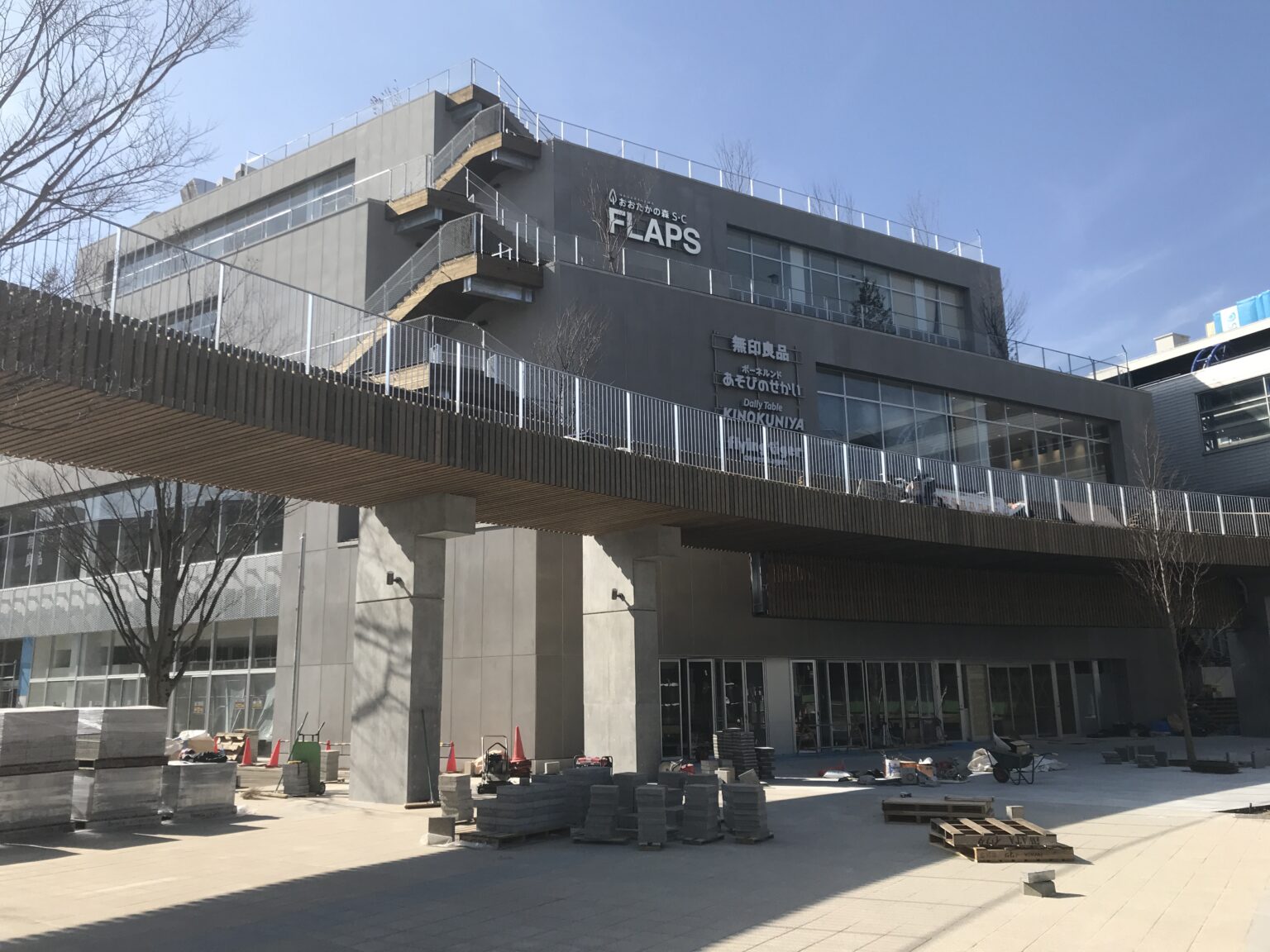 “マウントフジアーキテクツ”流山おおたかの森FLAPS 基壇化で生まれた屋上緑化空間を持つ街のリビングルーム