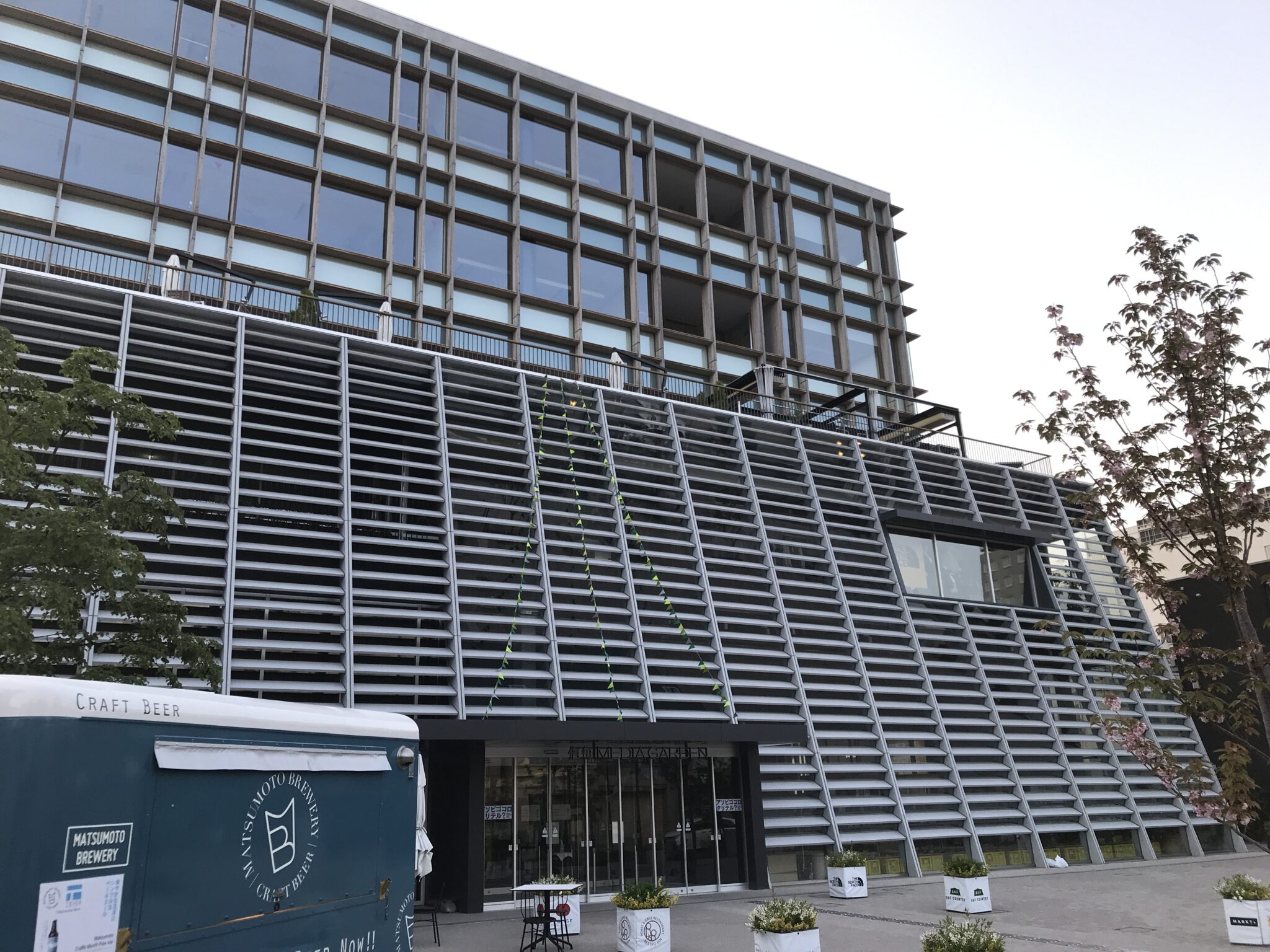 “伊東豊雄”まつもと市民芸術館 文化の街松本にある狭小間口から伸びる音楽と芸術の複合ホール