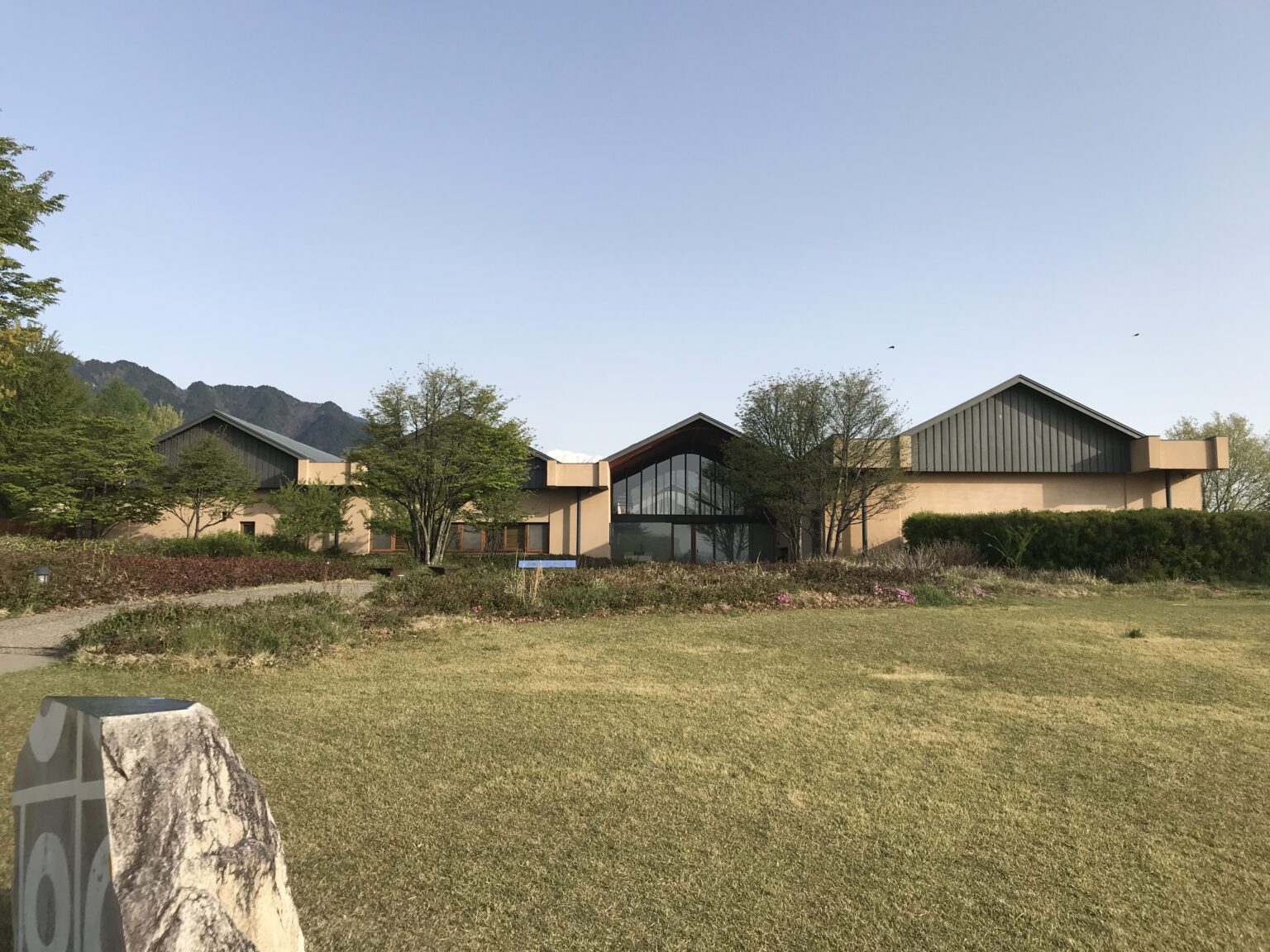 伊東豊雄”ケリングビル（旧TOD’S表参道ビル）”ケヤキ並木を建築化した前衛的な試み